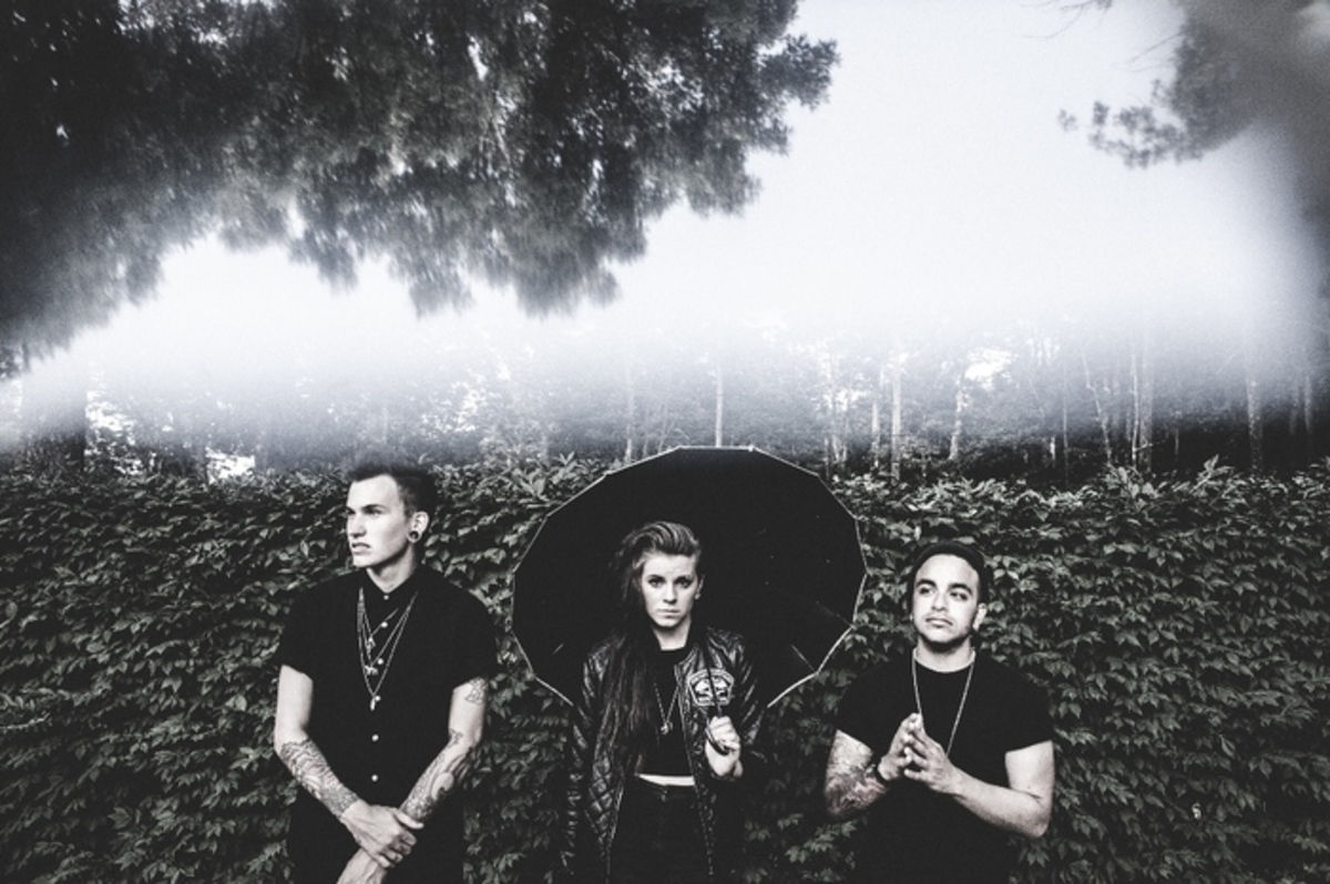 SKRILLEXミーツPARAMORE！？ PVRIS、デビュー・アルバム『White Noise』より「Mirrors」のMV公開！ | 激 ...