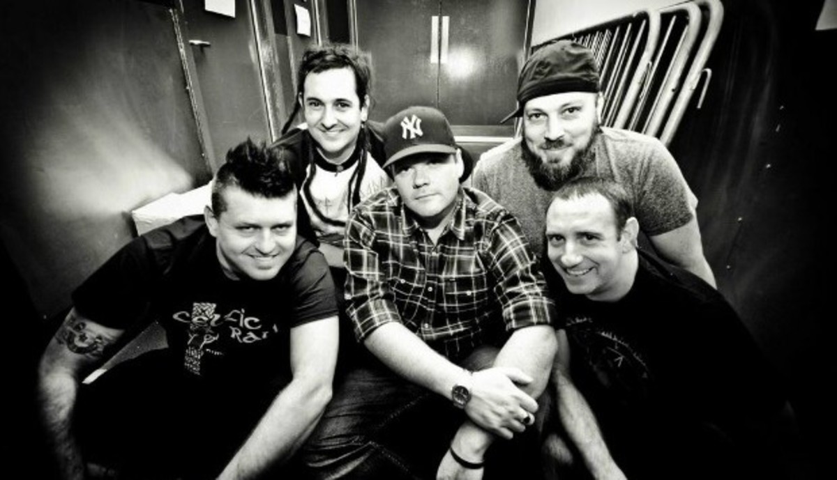 "PUNKSPRING 2017"で来日するLESS THAN JAKE、ニューEP『Sound The Alarm』より「Bomb Drop ...