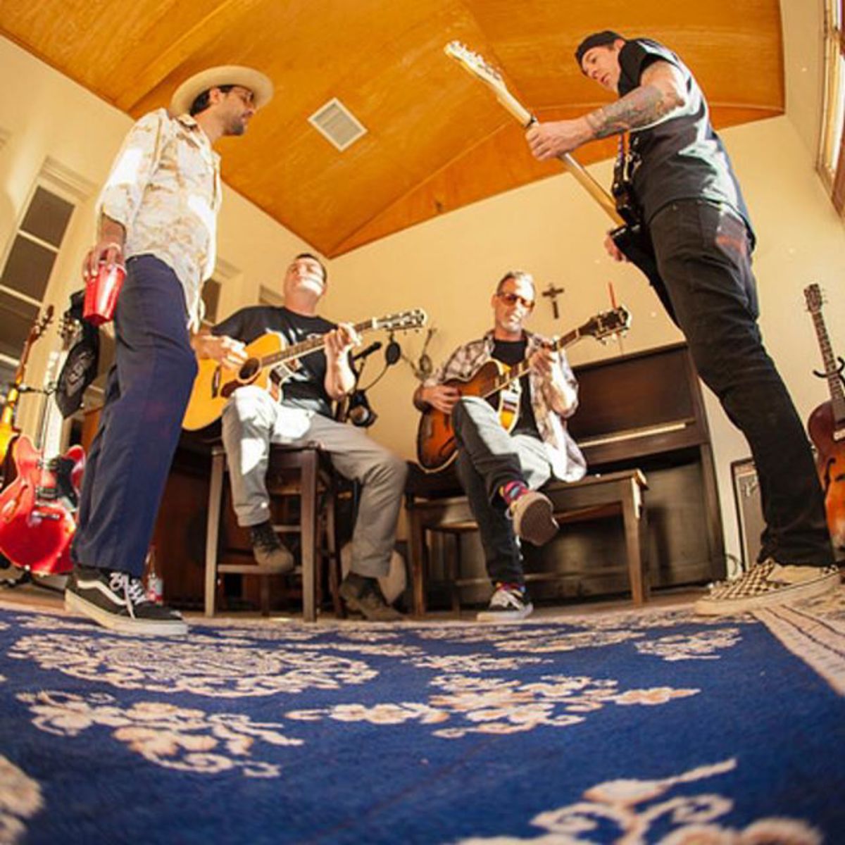 STRUNG OUT、ニュー・アルバム『Songs Of Armor And Devotion』8/9リリース決定！新曲「Daggers」音源 ...