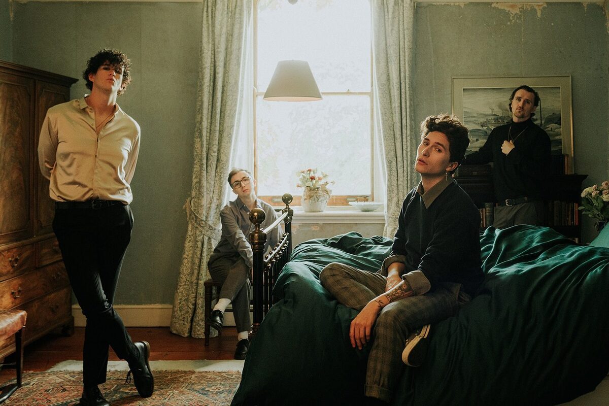 UKのポスト・ハードコア・バンド HOLDING ABSENCE、ニュー・アルバム『The Greatest Mistake Of My ...