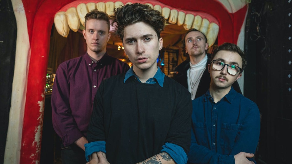 UKのポスト・ハードコア・バンド HOLDING ABSENCE、ロンドンの小さなバーでのライヴ映像が本日深夜プレミア公開！ | 激ロック ニュース