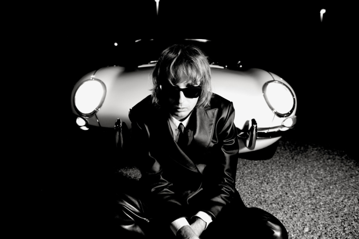 MÅNESKINのギタリスト Thomas Raggi、プロデューサーにTom Morello迎えた初ソロ・アルバム『Masquerade ...